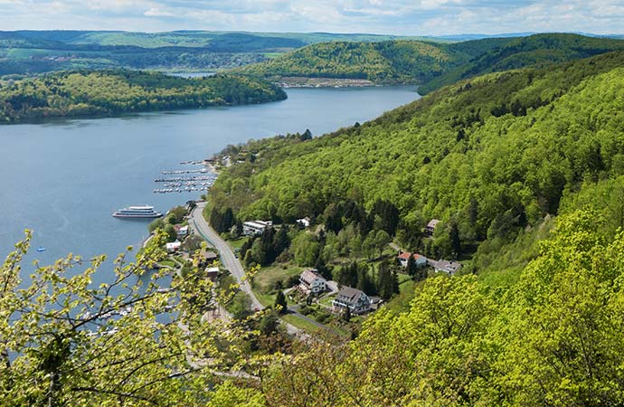 Edersee Reiseführer: Baden, Wassersport, Orte, Ausflüge, Freizeit ...